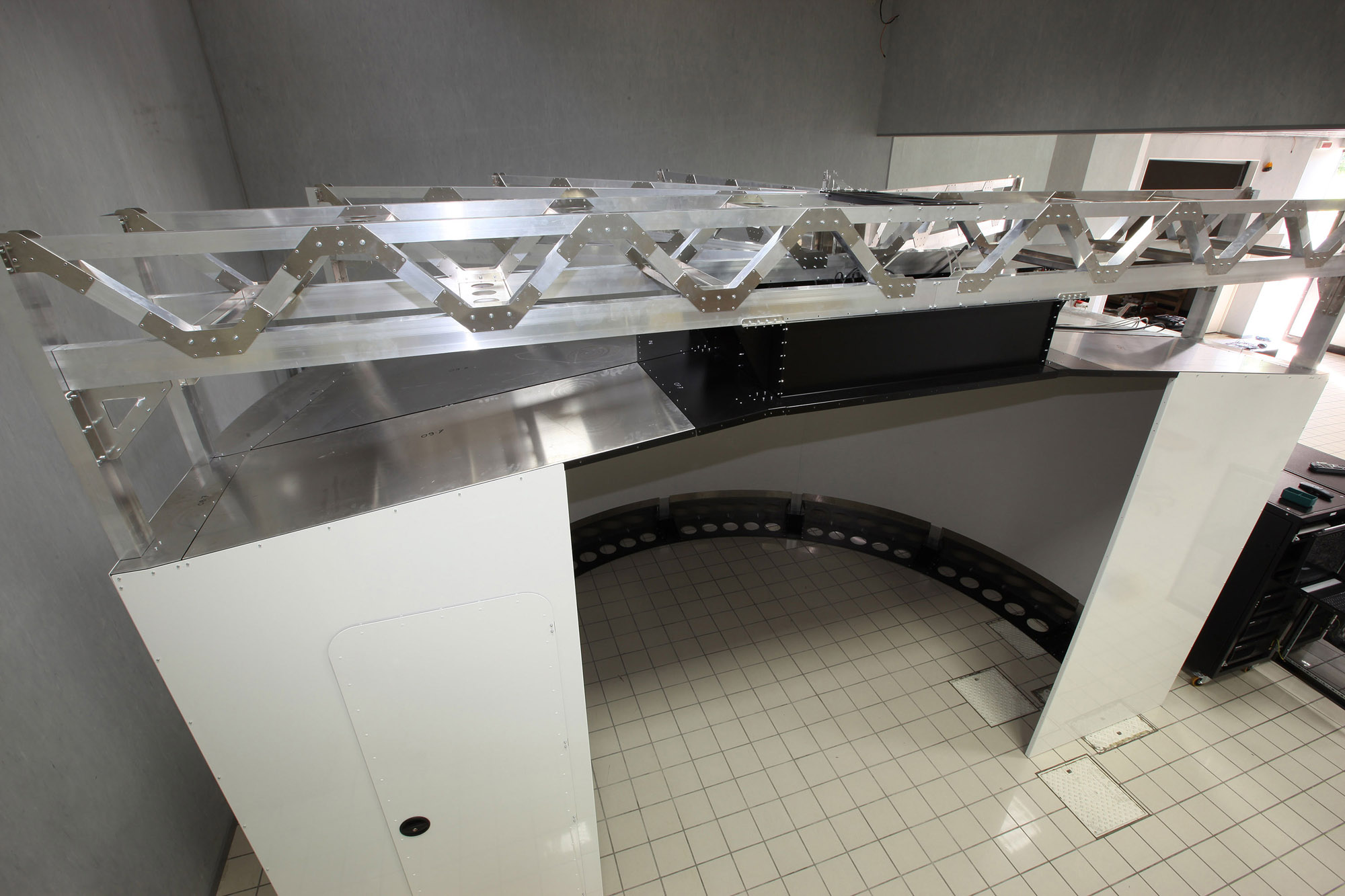 Screen structure with 180° Videoprojection | Flight Simulator Center