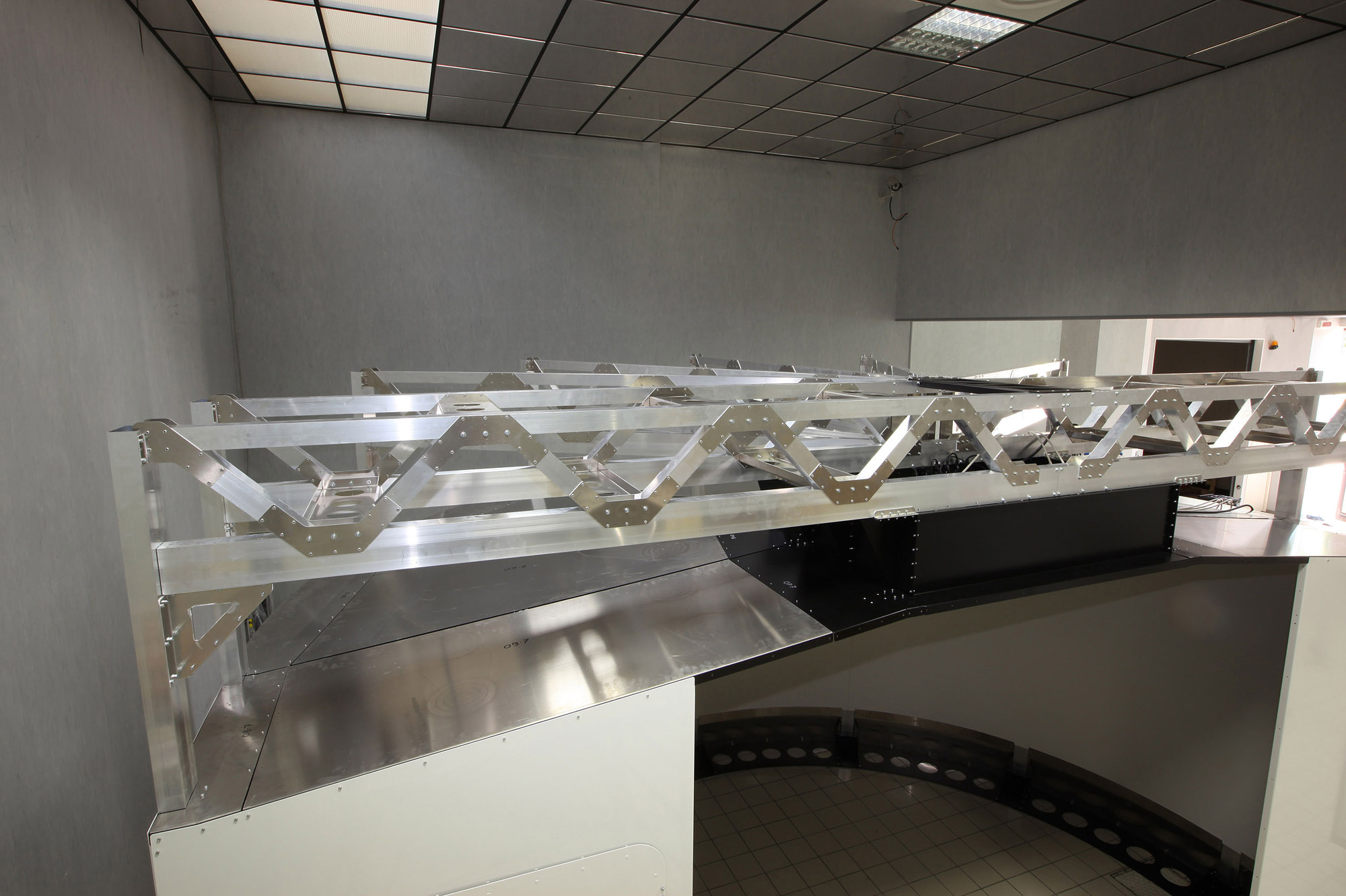 Screen structure with 180° Videoprojection | Flight Simulator Center