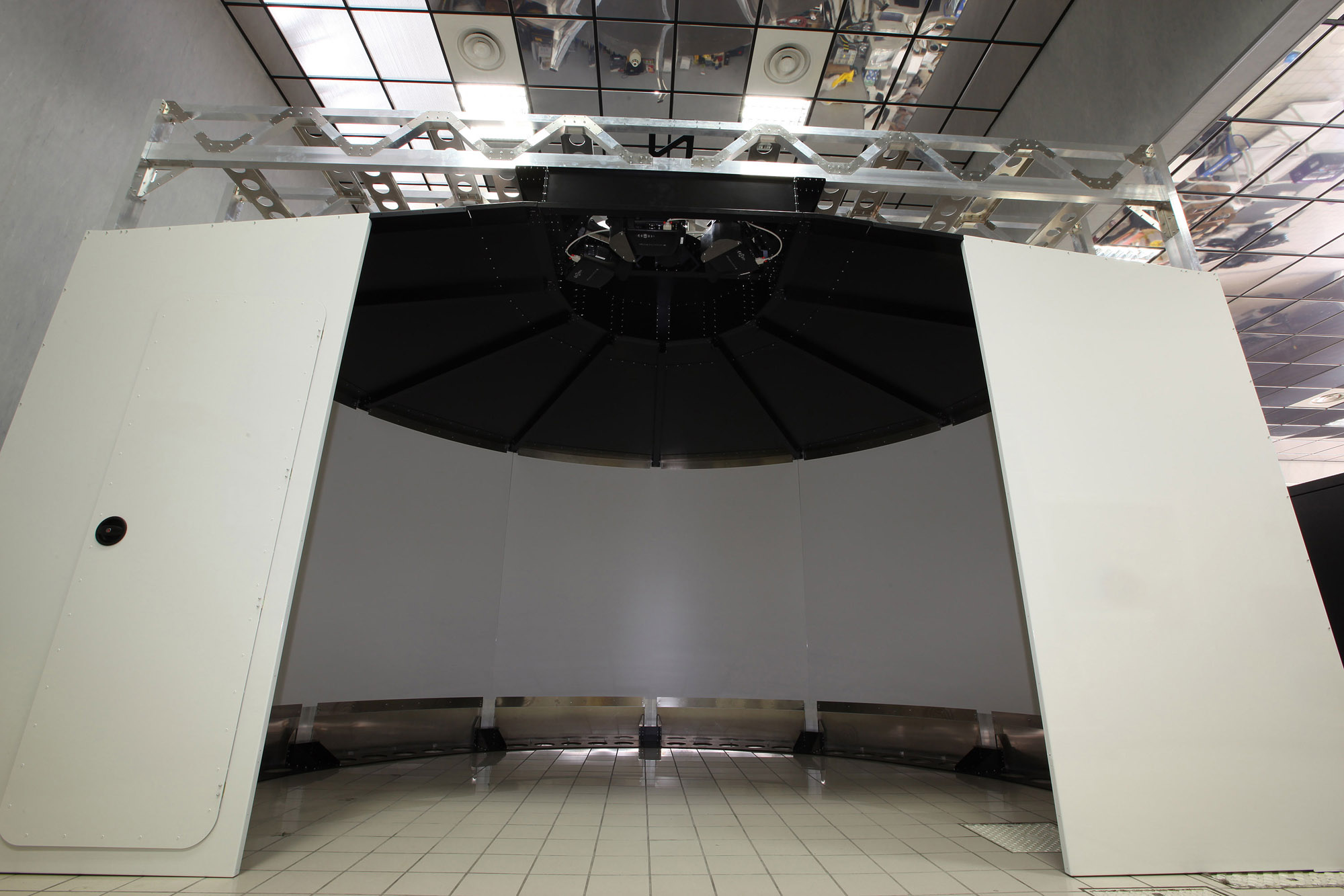 Screen structure with 180° Videoprojection | Flight Simulator Center