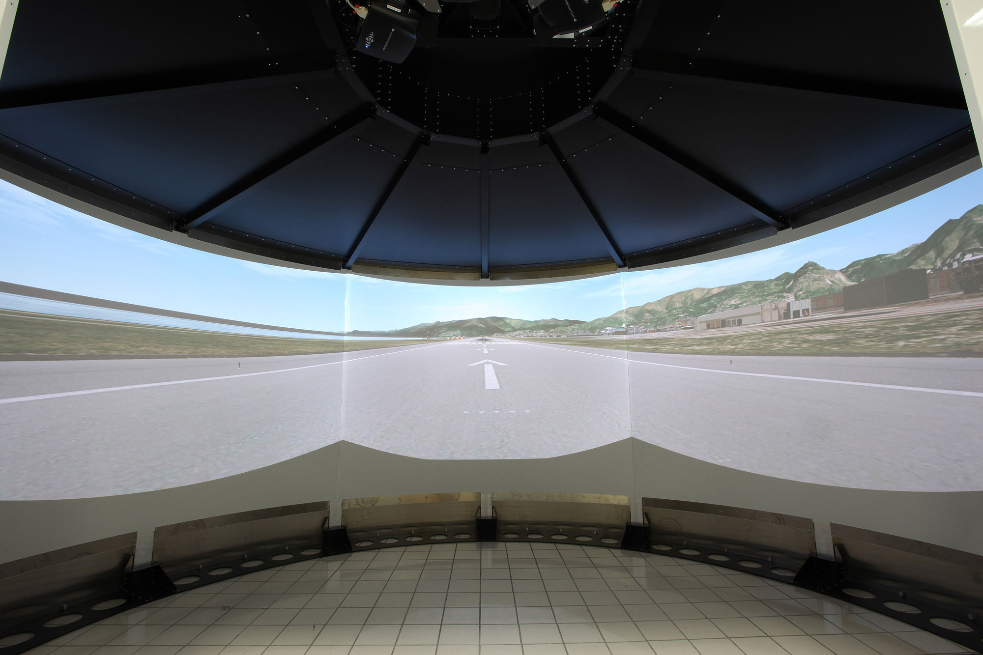 Screen structure with 180° Videoprojection | Flight Simulator Center