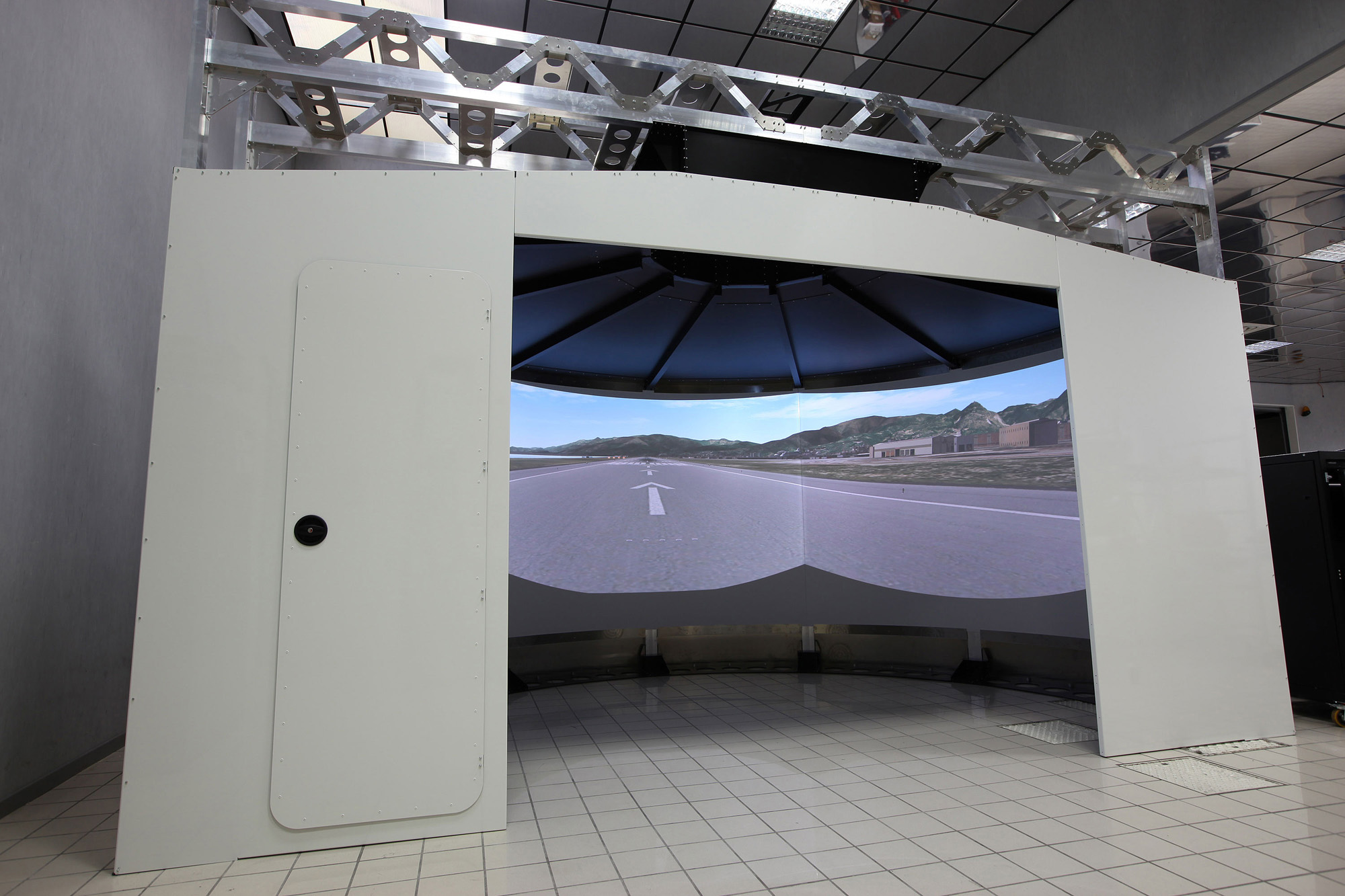 Screen structure with 180° Videoprojection | Flight Simulator Center