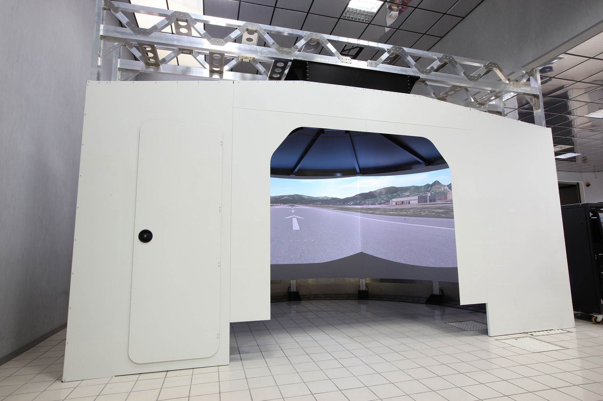 Screen structure with 180° Videoprojection | Flight Simulator Center
