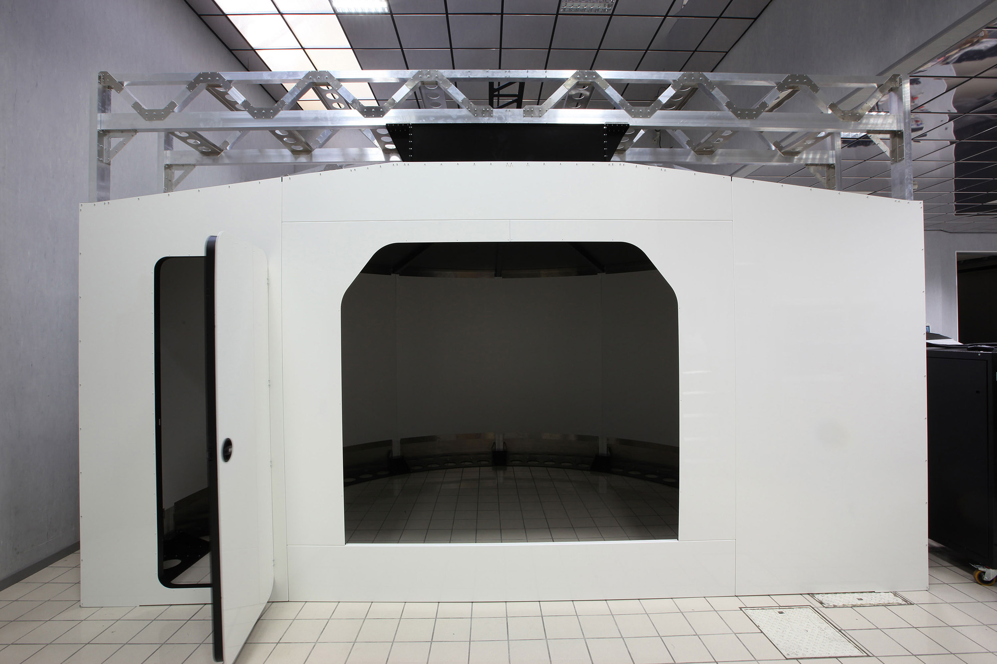 Screen structure with 180° Videoprojection | Flight Simulator Center
