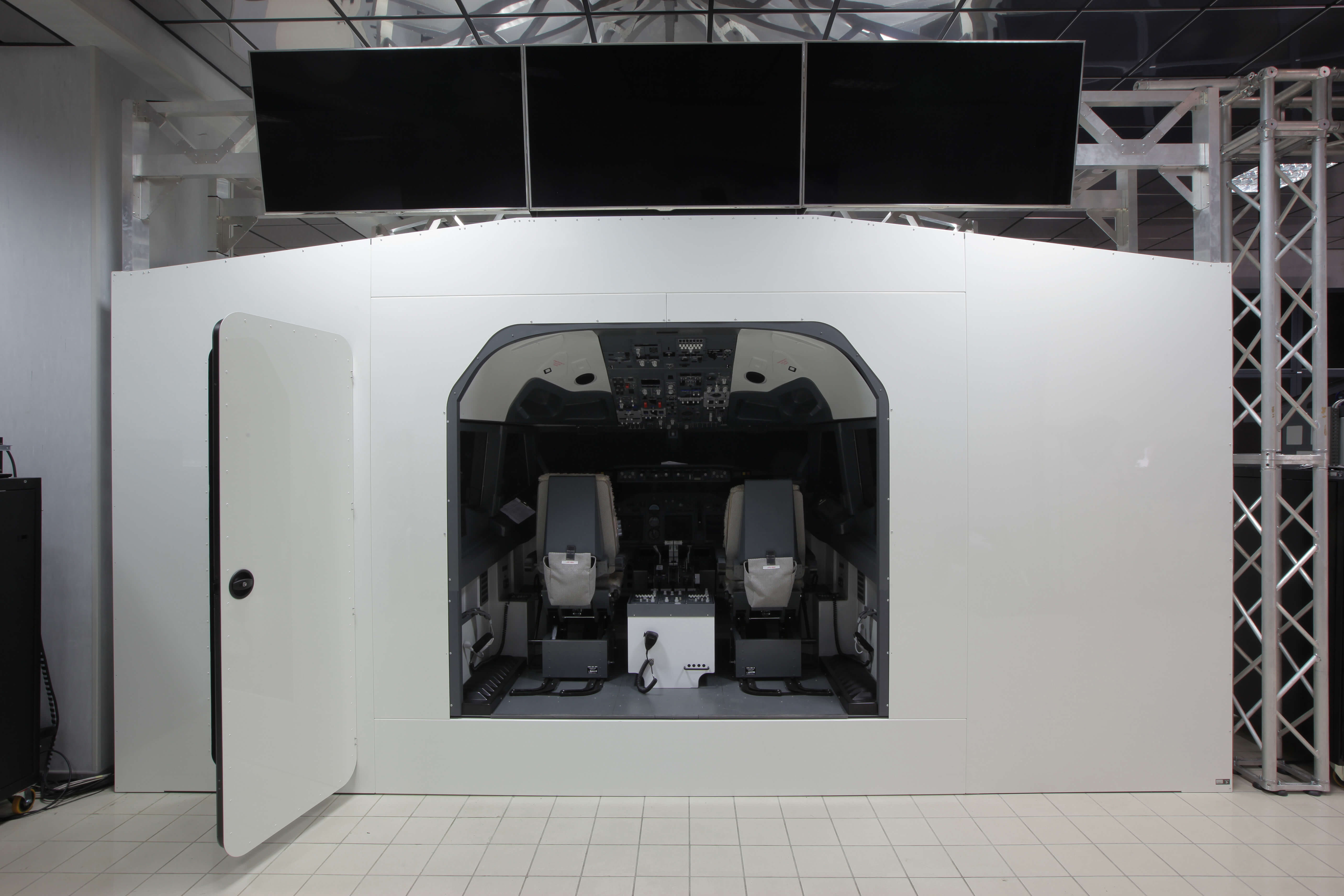 737NG Pro Simulator , 180° FullHD Projection Visual, X-Plane | Flight ...