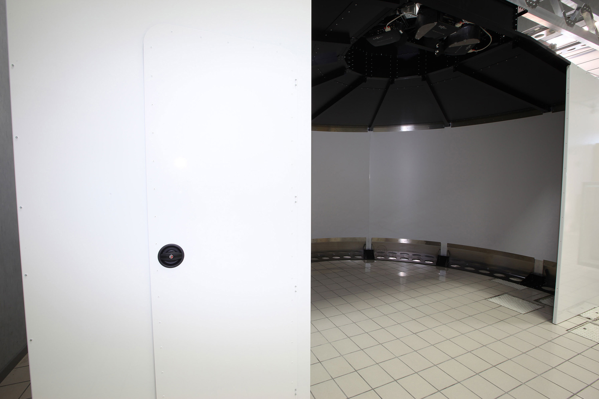 Screen structure for 180° Videoprojection | Flight Simulator Center