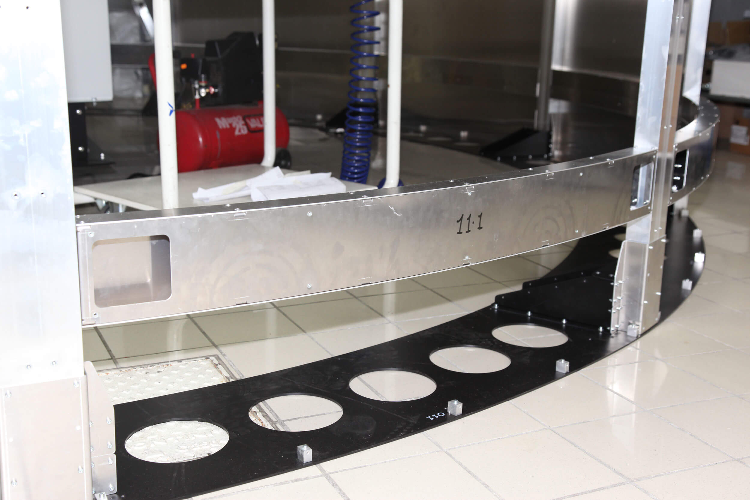 Screen structure with 180° Videoprojection | Flight Simulator Center